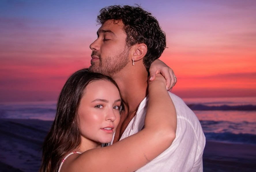 Larissa Manoela mostra novas fotos de Lua de Mel com André Luiz Frambach