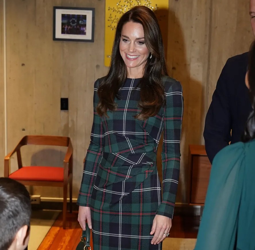 Kate Middleton usa tartan em seu primeiro compromisso oficial em Boston