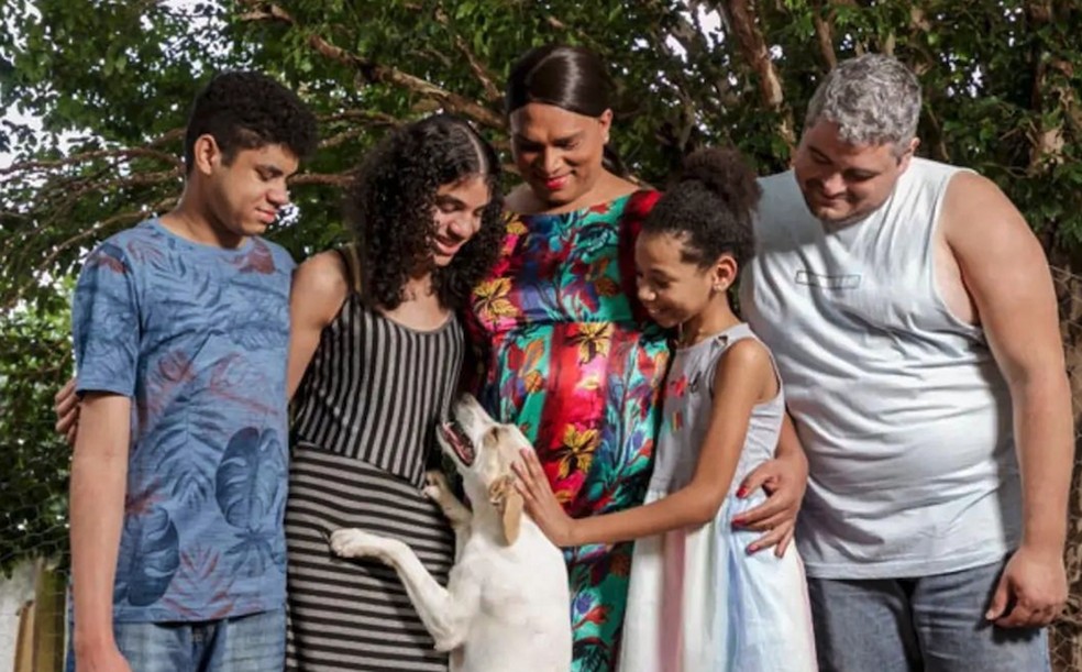 Conheça a história de Alexya Salvador, primeira travesti a adotar uma ...