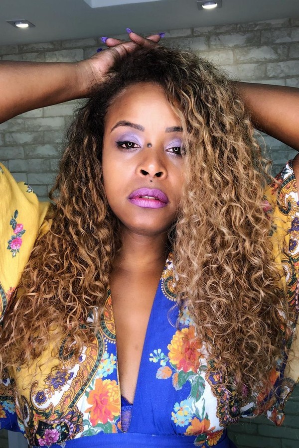 Roberta Rodrigues muda o visual após o fim da novela Segundo Sol