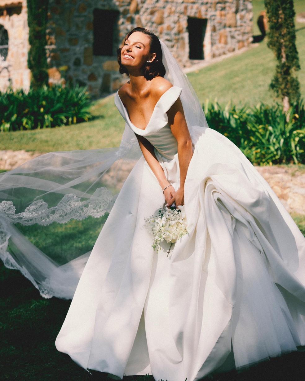 Grife entrega todos os detalhes do vestido de noiva de Isis Valverde