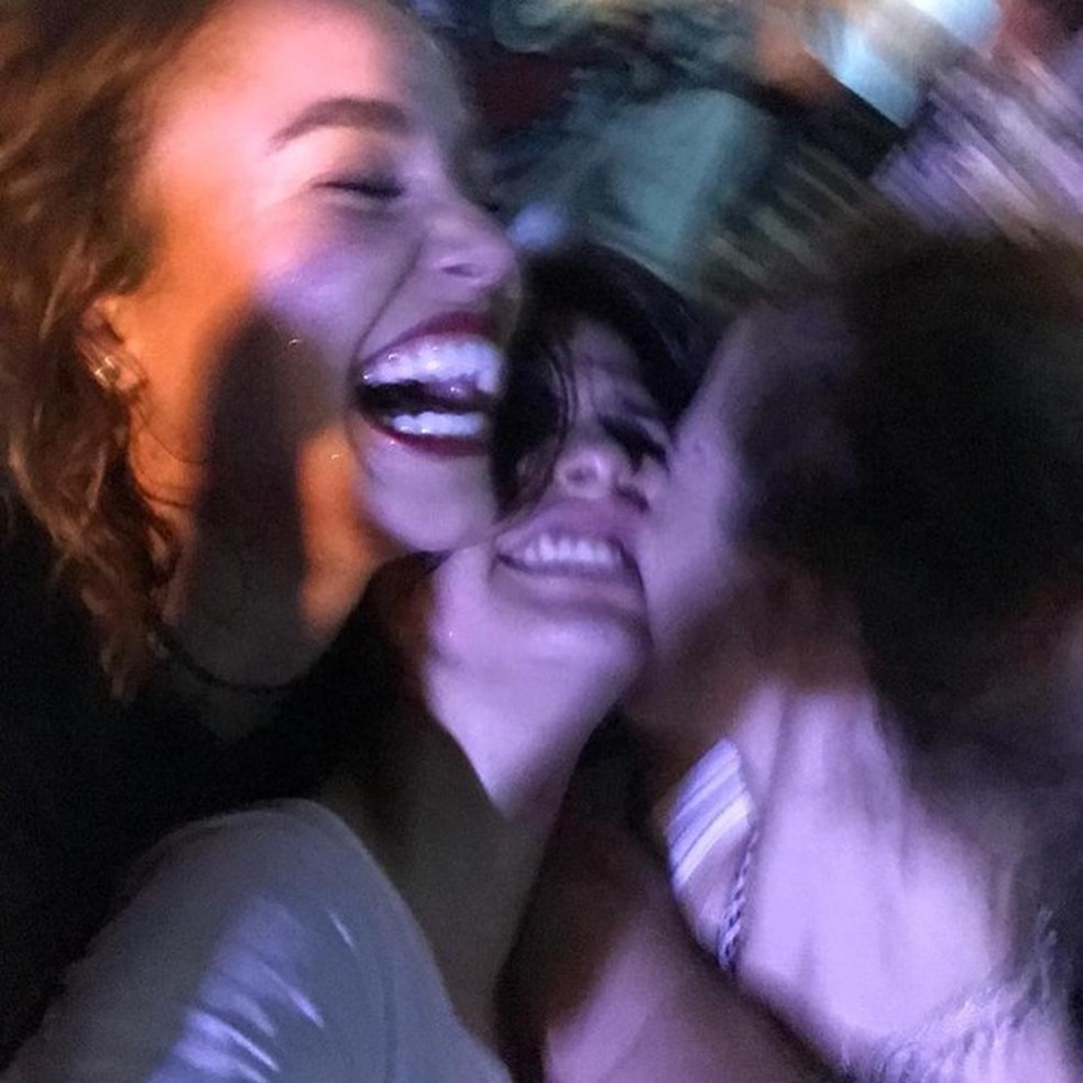 Laura Neiva tem noite divertida com as amigas Julia Dalavia e Juliane ...