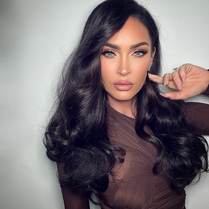 Megan Fox surge com um novo visual em Paris