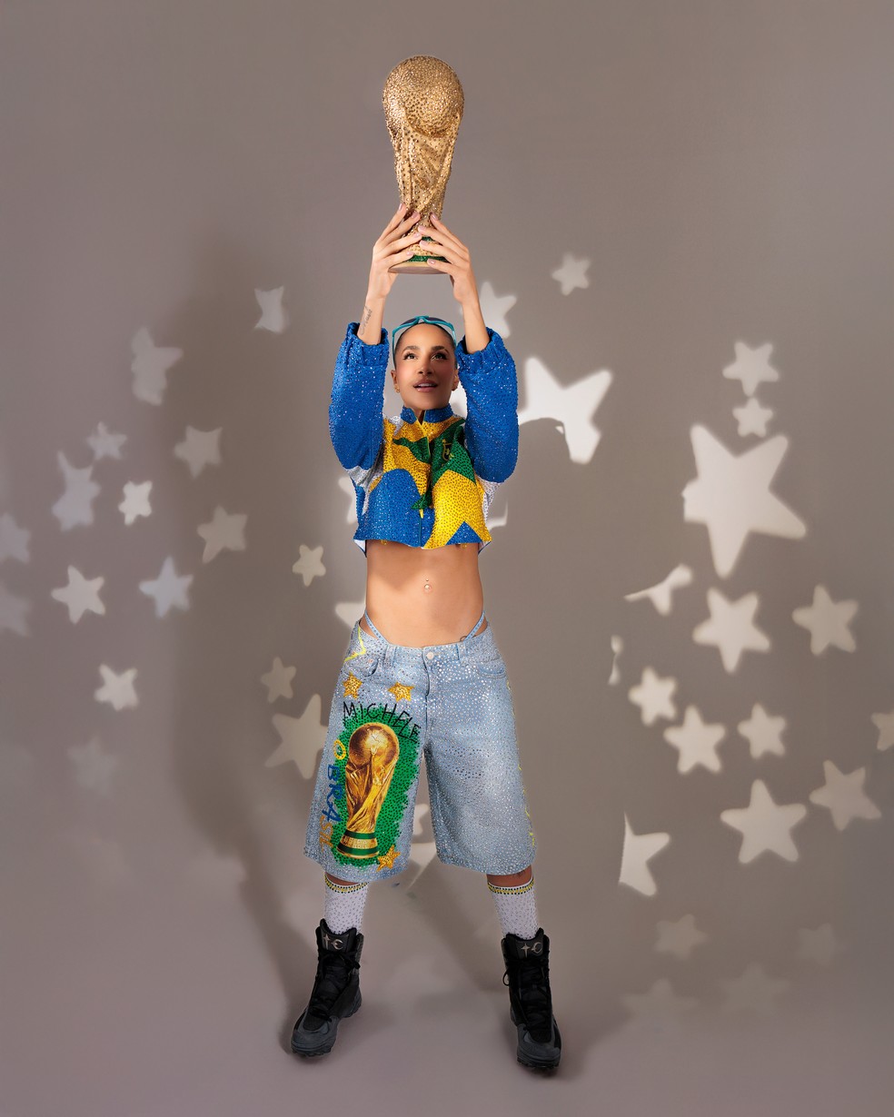 Michele Andrade celebra a conquista brasileira da Copa de 1994 em look ...