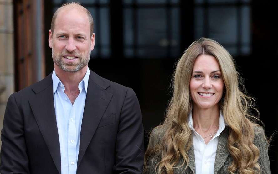 Kate Middleton surpreende ao surgir com cabelo loiro em visita a museu