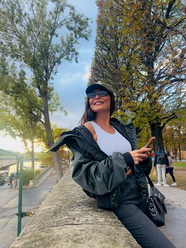 Juliana Paes se diverte na Torre Eiffel após desembarcar em Paris