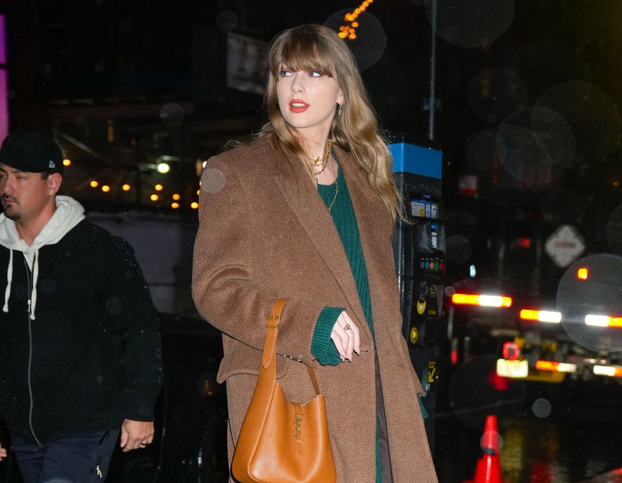 Com bolsa de grife avaliada em R$ 15 mil, Taylor Swift surge com look ...