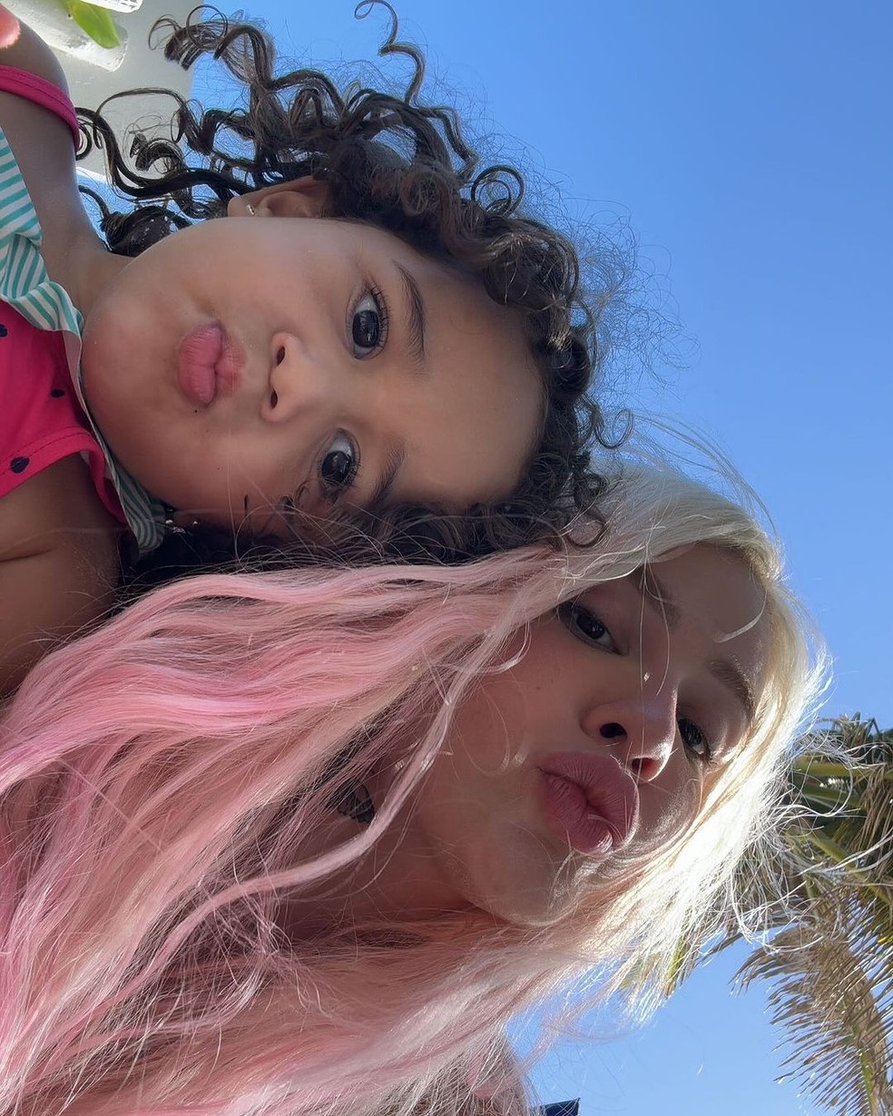 Em Fortaleza, Karoline Lima curte dia na praia com a filha: 'Tempo de ...