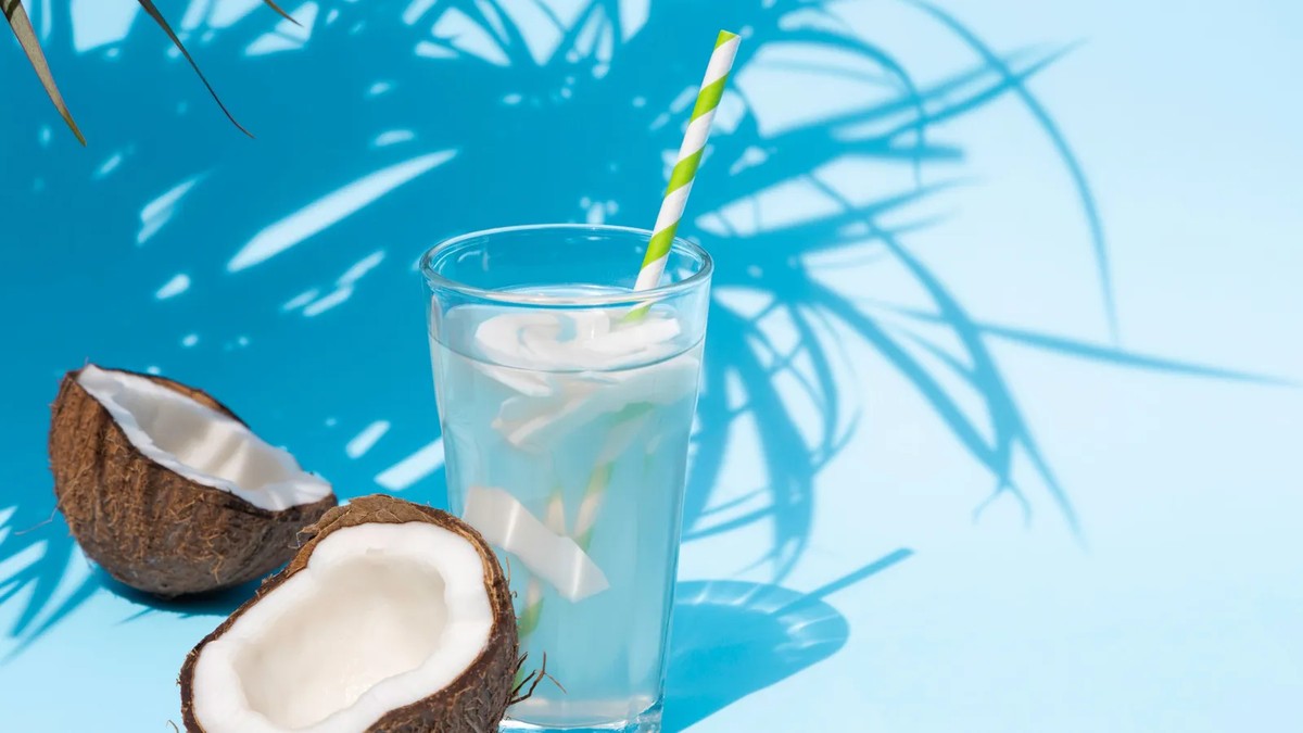 Aqui estão as vantagens de beber água de coco no café da manhã