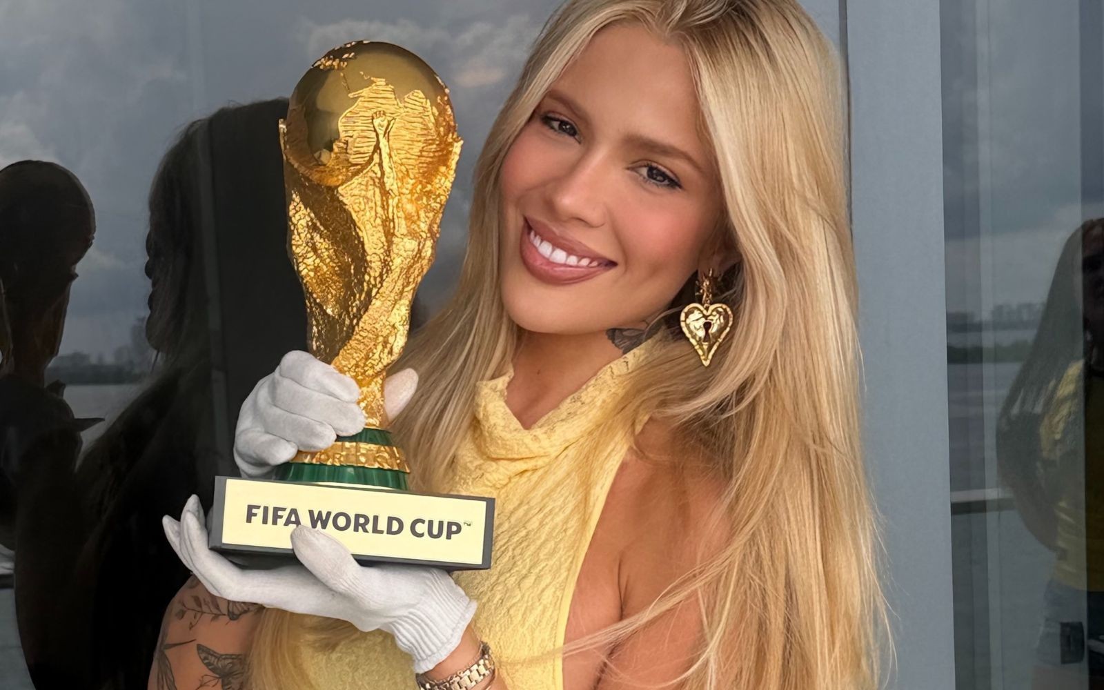 Karoline Lima publica foto com a taça da Copa do Mundo e brinca: 'Já ...