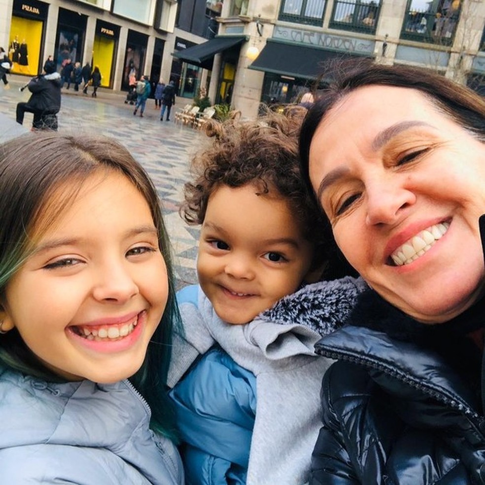 Flor e Flora Gil passeiam por Copenhagen em meio à crise