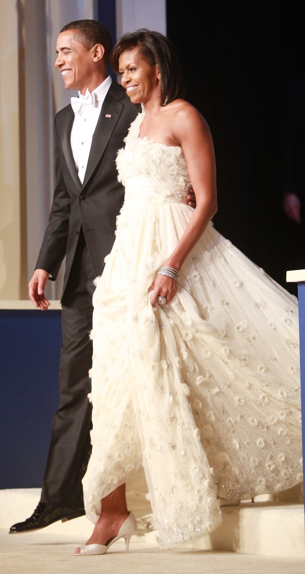 10 looks que marcaram a história de Michelle Obama dentro e fora da ...