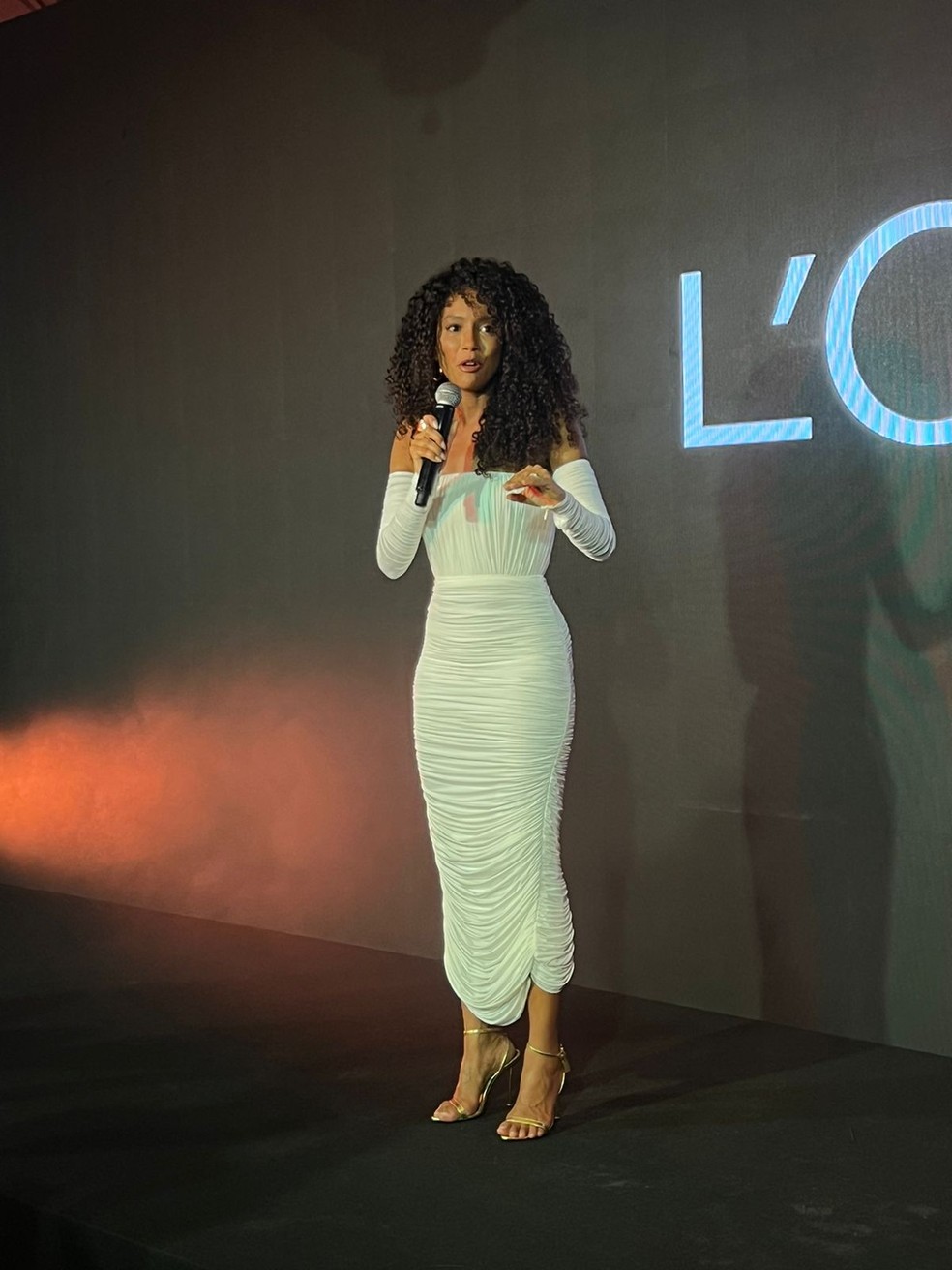 Com Look Sofisticado Taís Araújo Prestigia Evento De Beleza No Rio De