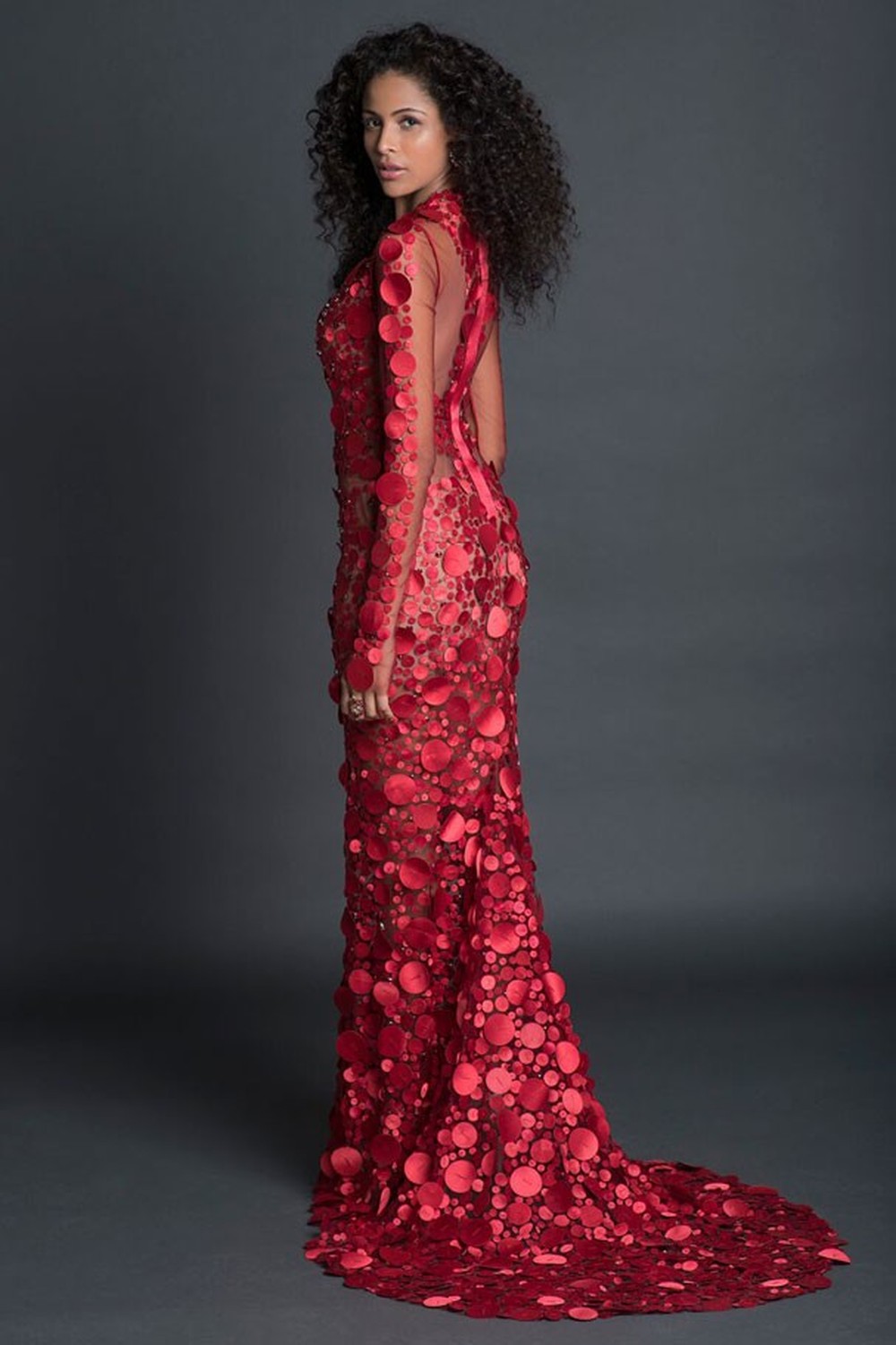 Monalysa Alcântara mostra seu traje de gala para o Miss Universo