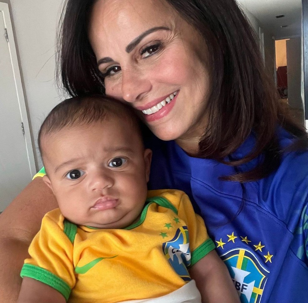 Viviane Araujo abre cliques de Joaquim em dia de Brasil na Copa do Mundo