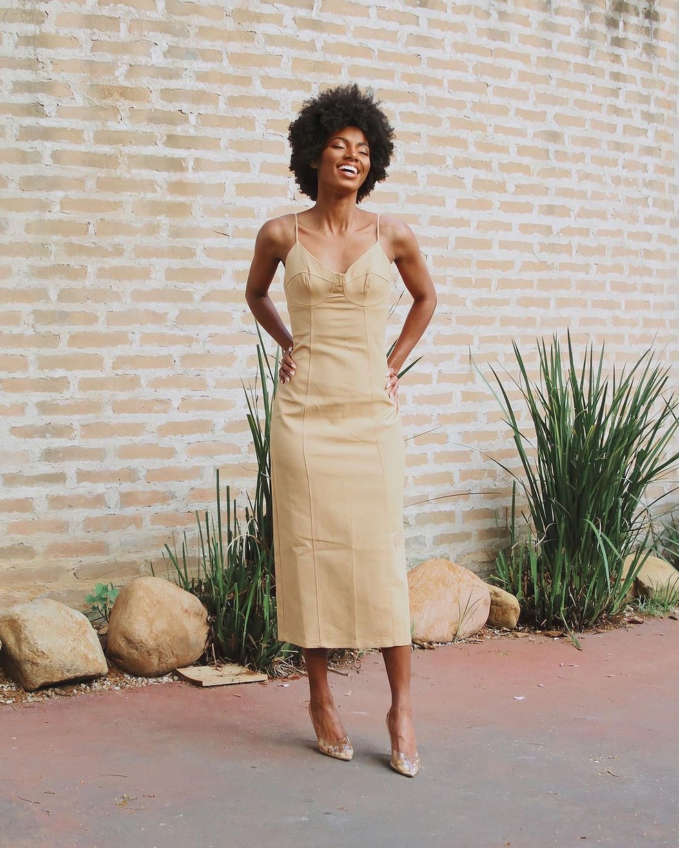 Tina Calamba exibe novo visual e pergunta: 'preferem estilo mais clássico ou mais despojado?'