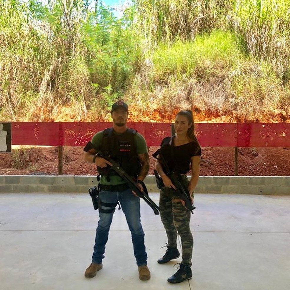 Jaque Khury aparece em aula de tiro com namorado delegado