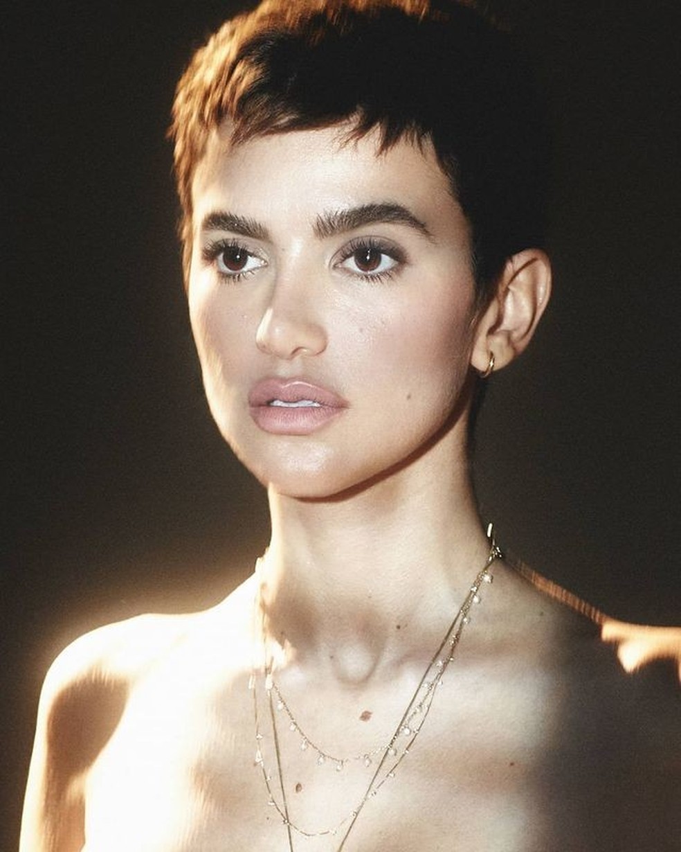 Manu Gavassi mostra novo visual: morena com fios curtíssimos