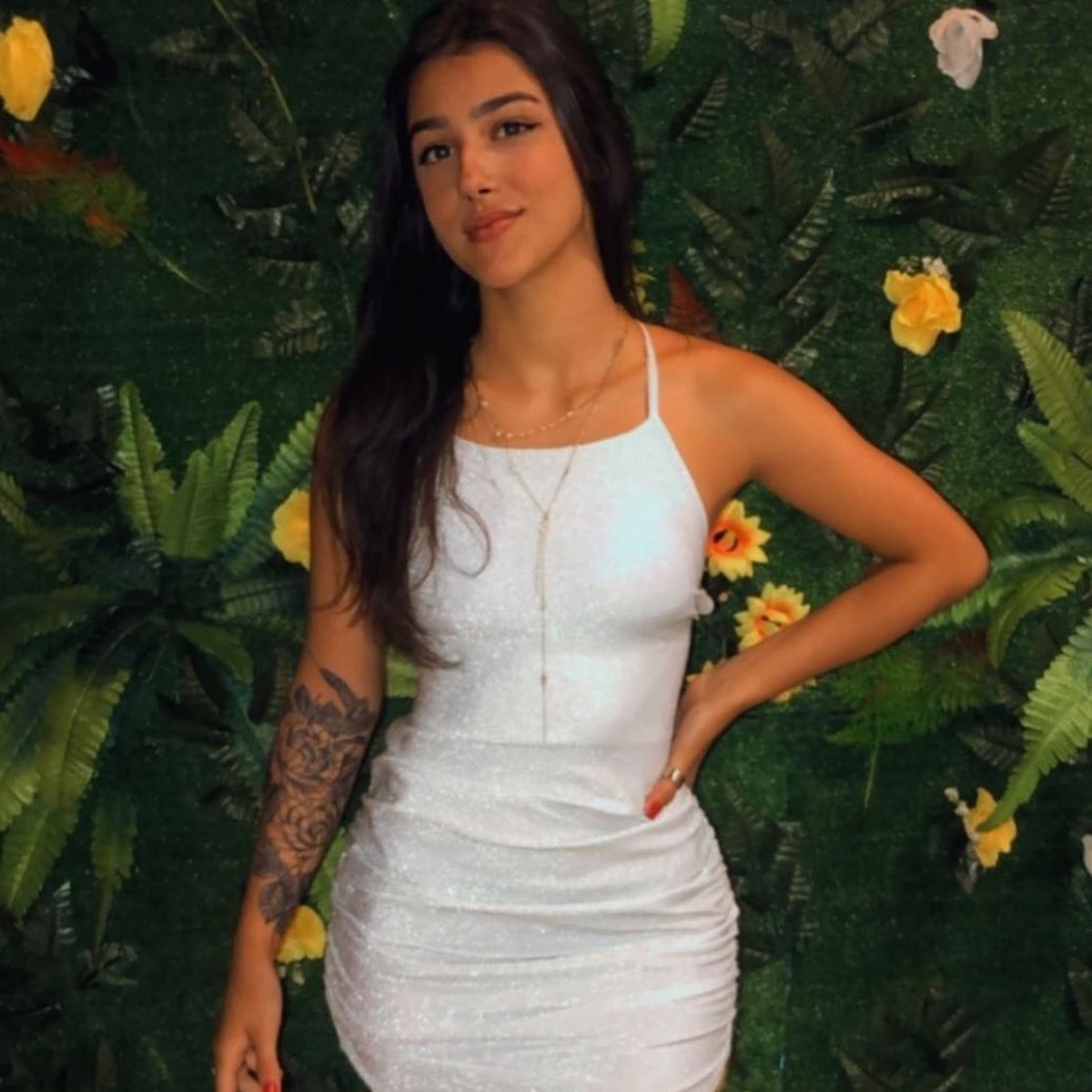 Neta de Gretchen completa 18 anos e ganha homenagem da avó