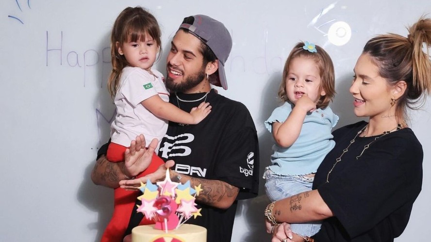 Virgínia abre álbum de fotos em família e ironiza briga entre filhas: 'Bom demais'