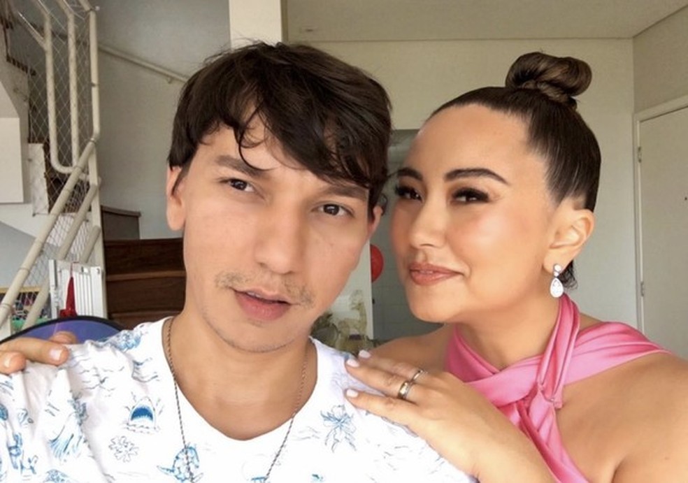 Karina Sato está prontíssima para a festa de Zoe