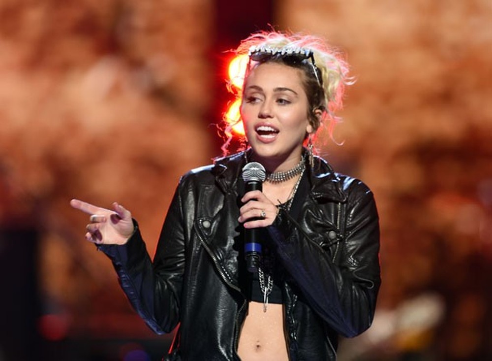 Miley Cyrus investe em álbum country e diz que não usa mais drogas