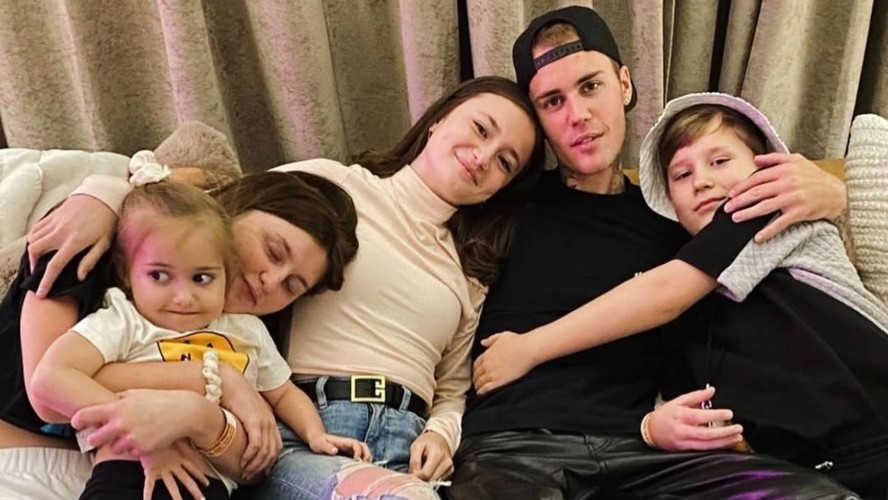 Justin Bieber surge em clique raro com os irmãos e encanta fãs