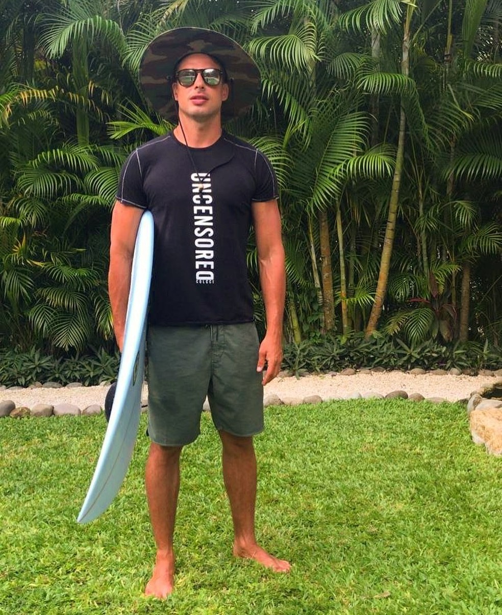 Cauã Reymond se prepara para último surf na Costa Rica