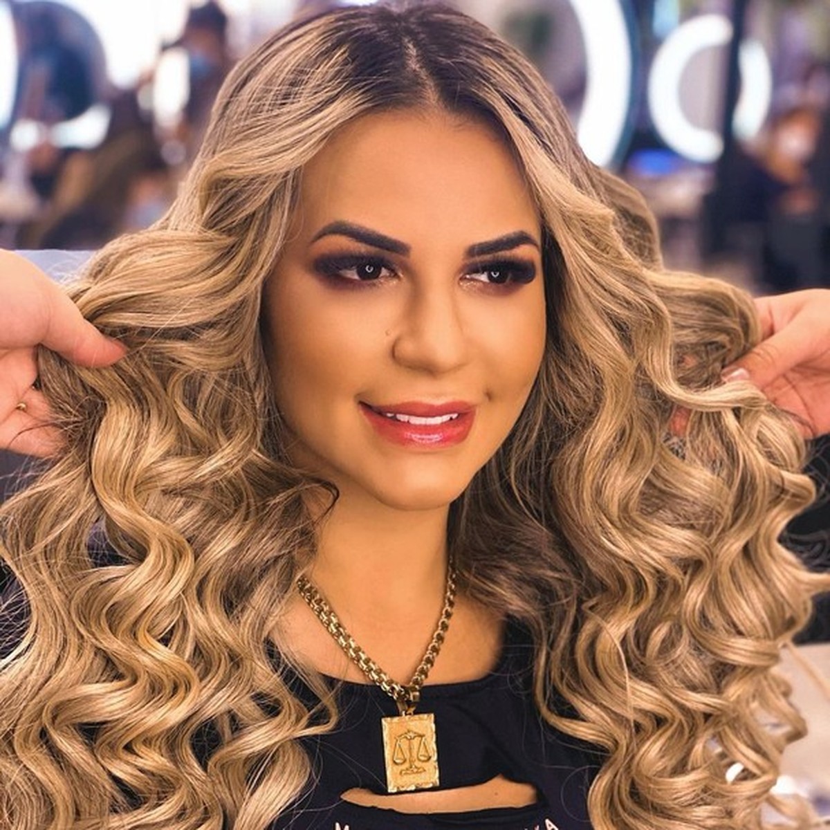 Deolane Bezerra exibe novo megahair: 'Sem filtro'