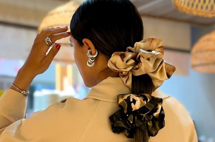 Scrunchie: o acessório dos anos 1980 que será hit no verão 2025