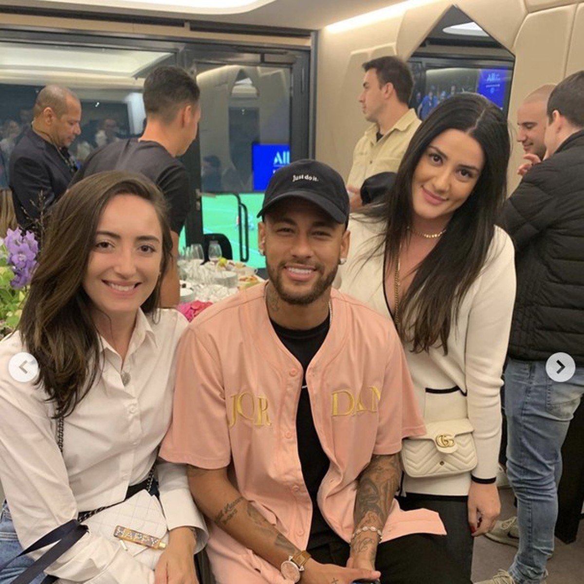 Neymar assiste jogo de Paris Saint Germain ao lado de brasileiras