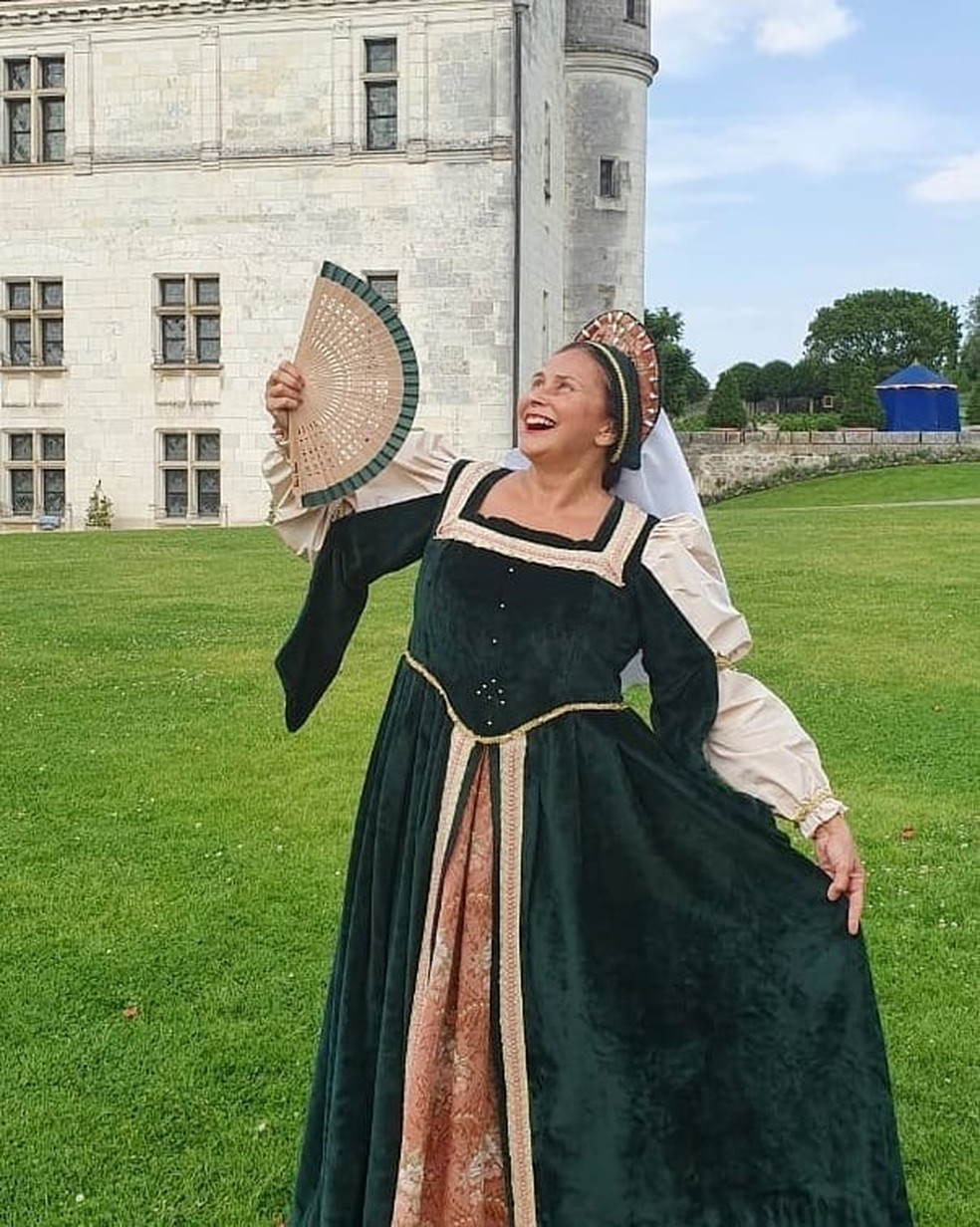 Fafá de Belém e filha vestem roupa de época em castelo na França