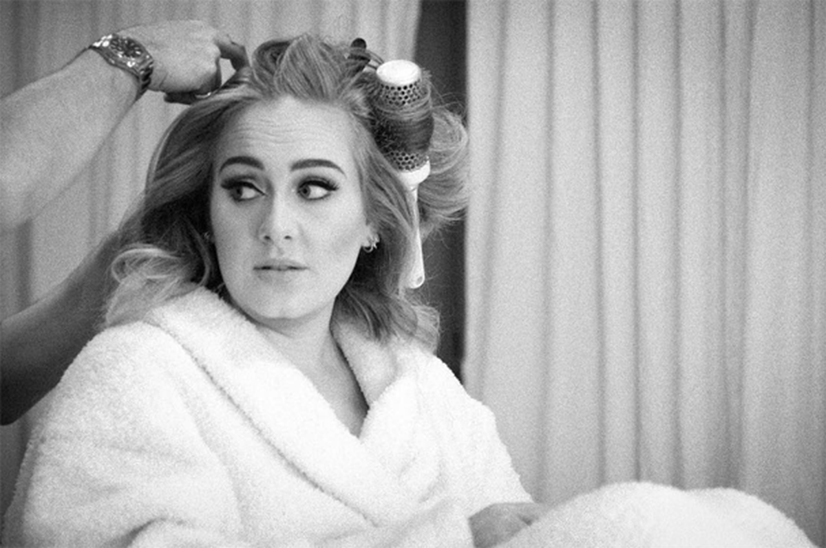 Adele planeja casamento intimista com Simon Konecki, diz site