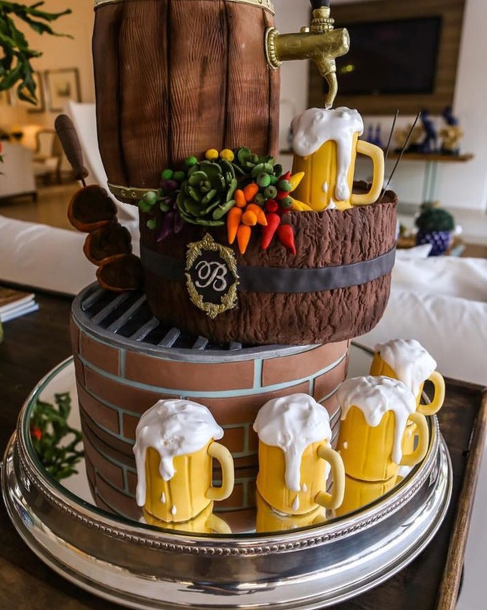 Sertanejo Bruno ganha bolo em formato de barril de chopp: 'Que luxo'