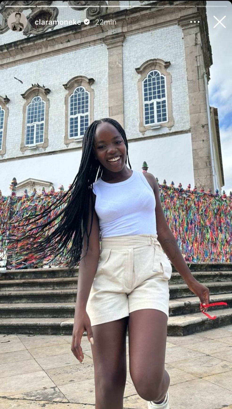 Na Bahia, Clara Moneke posa sorridente na Igreja do Bonfim