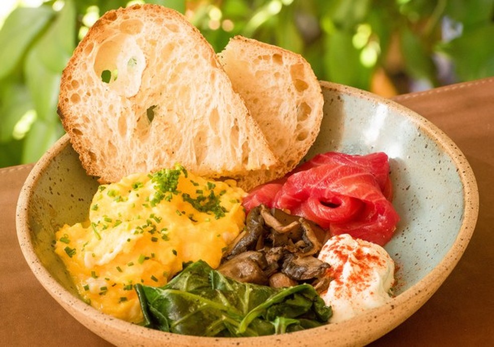 Prepare um brunch em casa com salmão, ovos e bowl com frutas