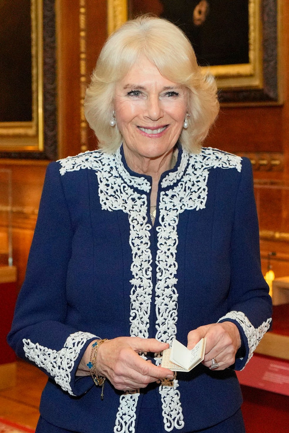 Rainha Camilla organiza evento solo enquanto Charles está se recuperando
