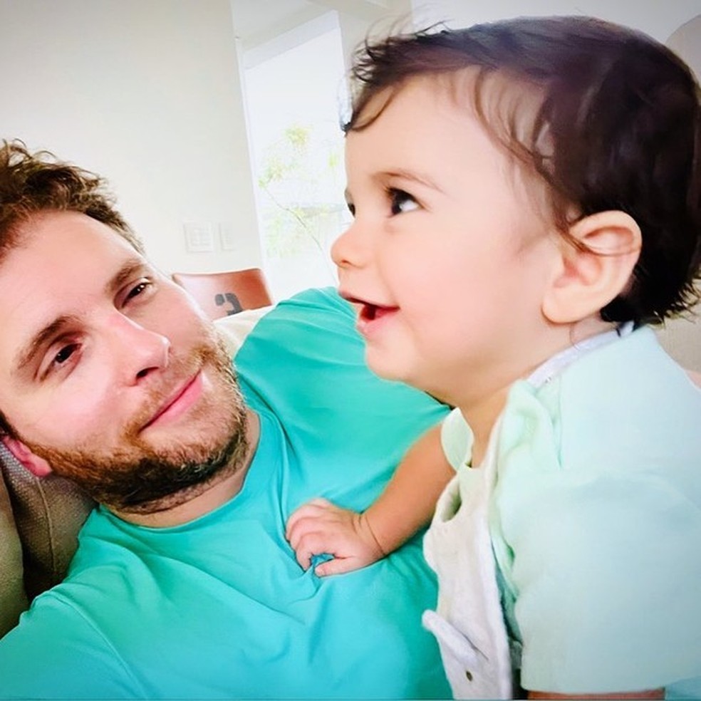 Thiago Fragoso posta foto fofa com filho de nove meses