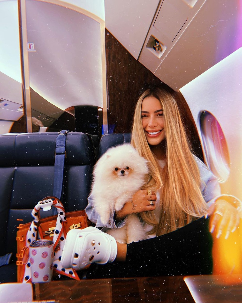 Vida de madame! Rafaella Santos mostra cachorro em cima de boia na piscina