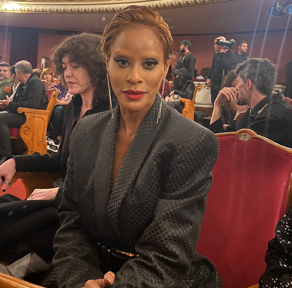 Aline Wirley aposta em look fashionista para desfile com Igor Rickli e ...