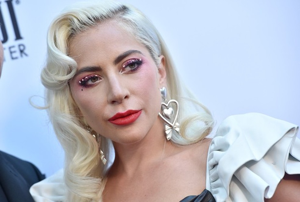 Lady Gaga usa cristais nos olhos e o resultado é incrível!