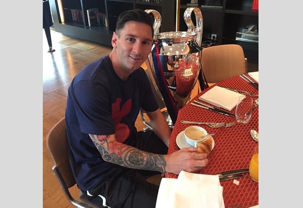 Após vitória na Liga dos Campeões, Messi comemora ao lado da família