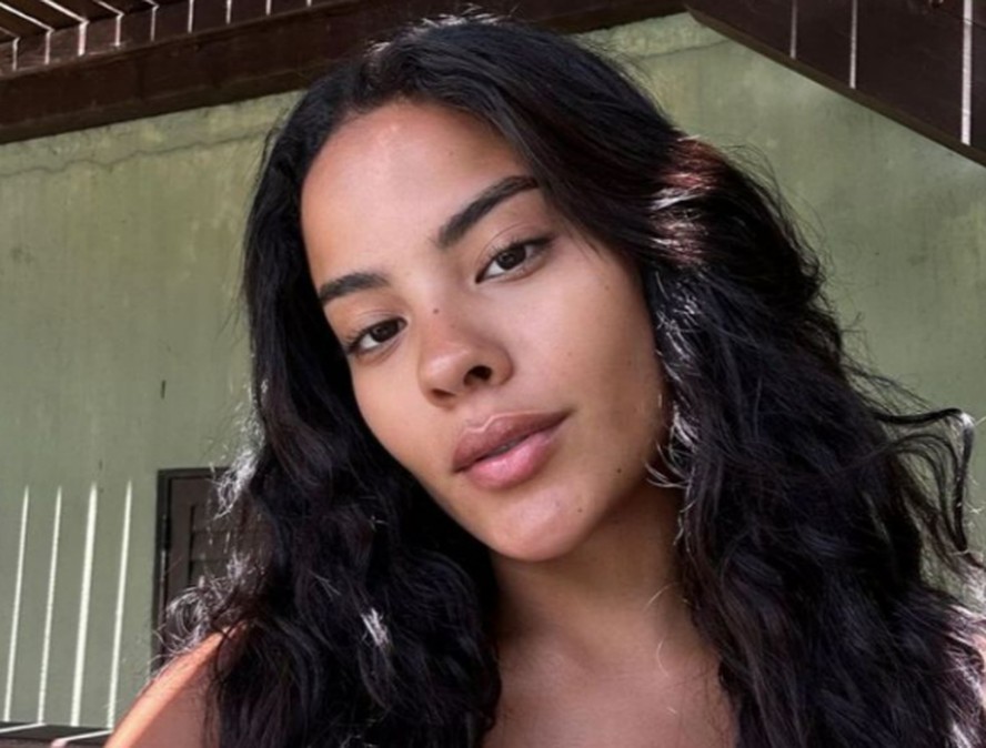 Bella Campos surge ao natural curtindo dia de sol