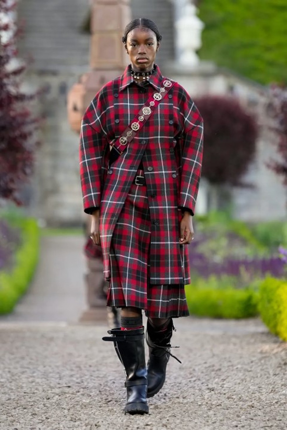 Dior Cruise 2025: como usar o estilo punk neste inverno