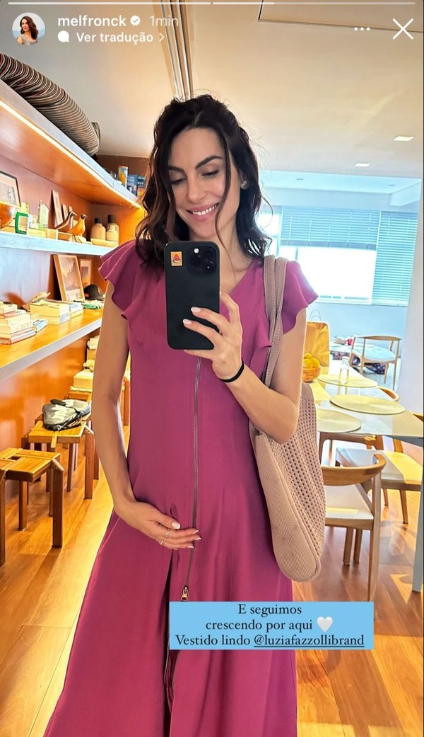 Mel Fronckowiak posa no espelho e exibe barriguinha de segunda gravidez