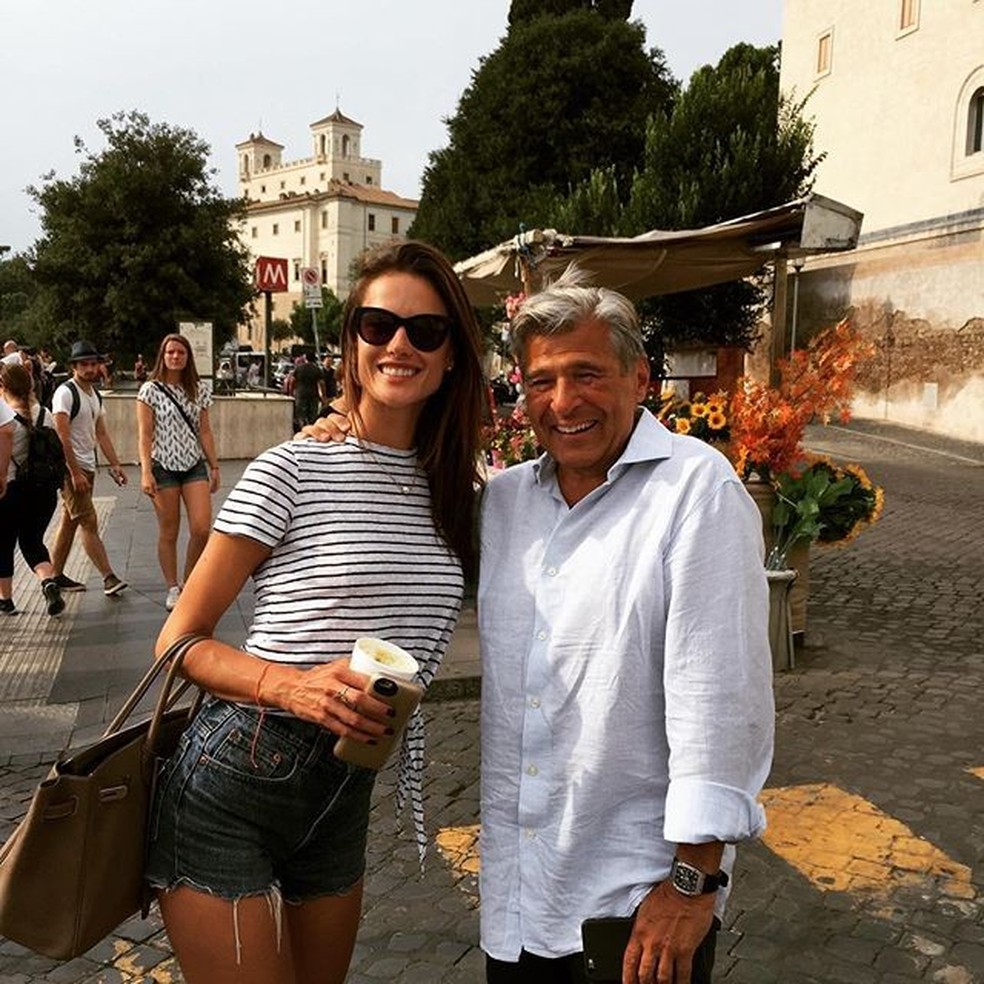 Férias!! Alessandra Ambrosio curte dias de folga em Roma