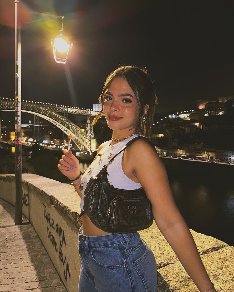 Mel Maia aposta em maiô com pegada anos 1980 para renovar bronze