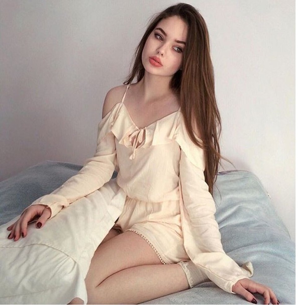 Estreante em 'Dois irmãos', Monique Bourscheid faz sucesso com poses nas redes sociais