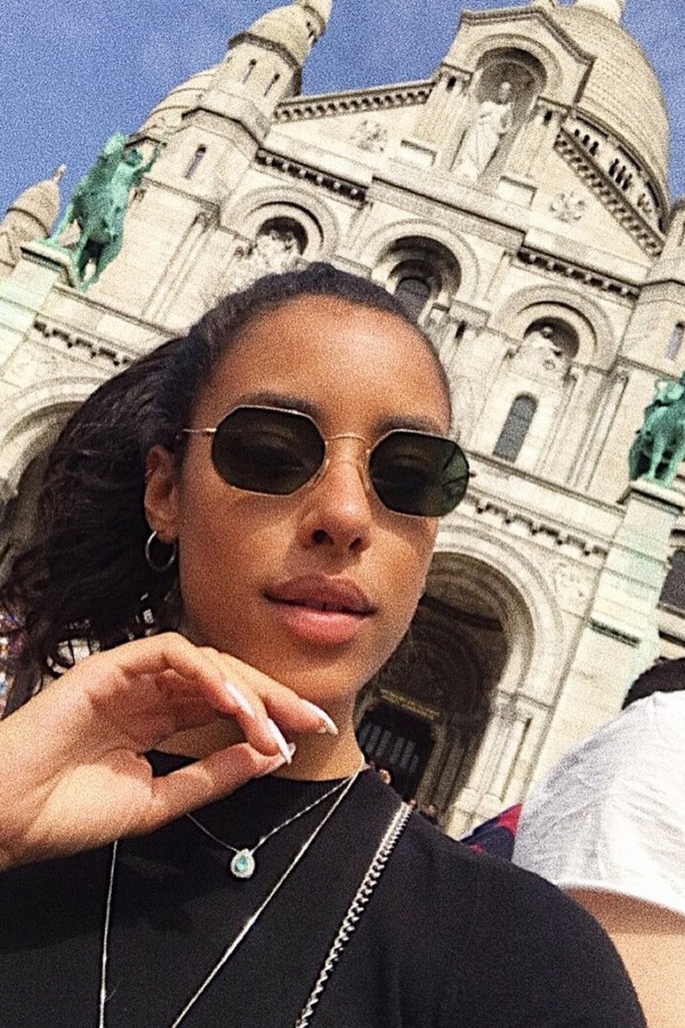 De férias, Yara Charry curte dias em Paris