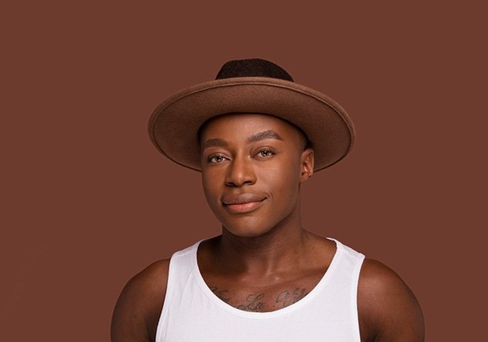 Blogueiro Gary Thompson é o primeiro homem a estrelar campanha de maquiagem